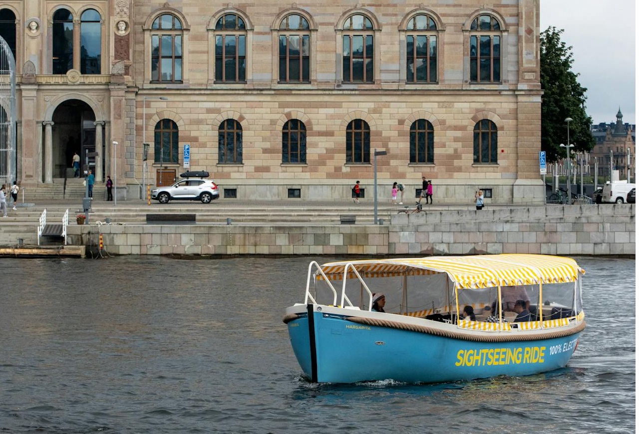 Open Electric Boat Ride in Stockholm with Live-Guide